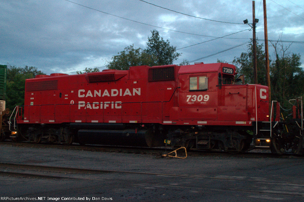 CP GP38-2 7309 trails on 258